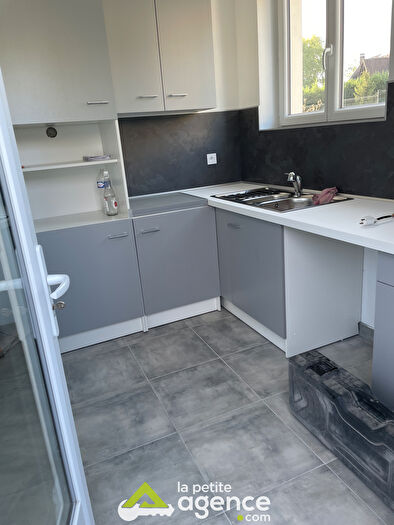 Maison 4 pièces à Cours-les-Barres, à louer