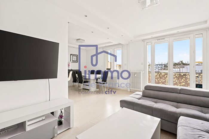 Appartement à vendre - Vénissieux, Centre-ville - 3 pièces - 2 chambres