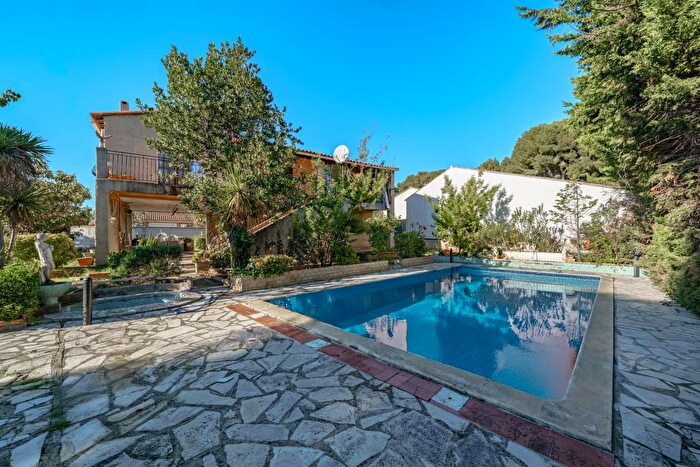 Maison à vendre - Vitrolles, Centre-ville, Roucas, Les Pins, Le Liourat - 8 pièces - 5 chambres