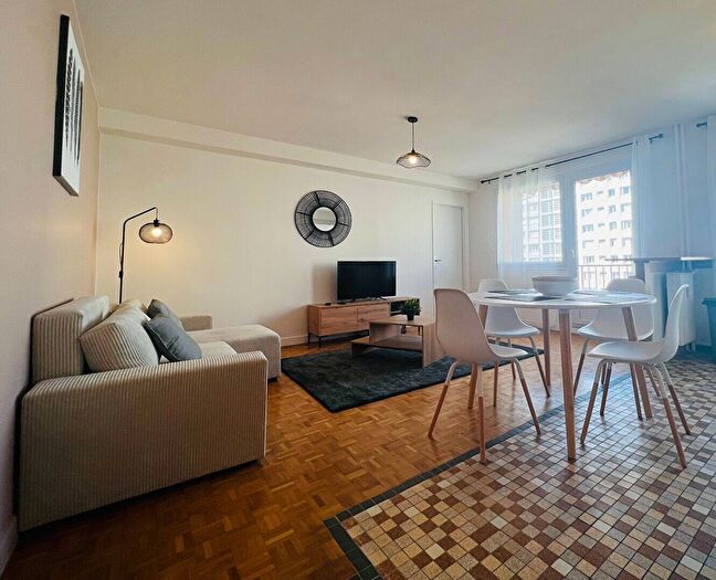 Appartement à louer - Cusset, Villeurbanne - 5 pièces - 4 chambres