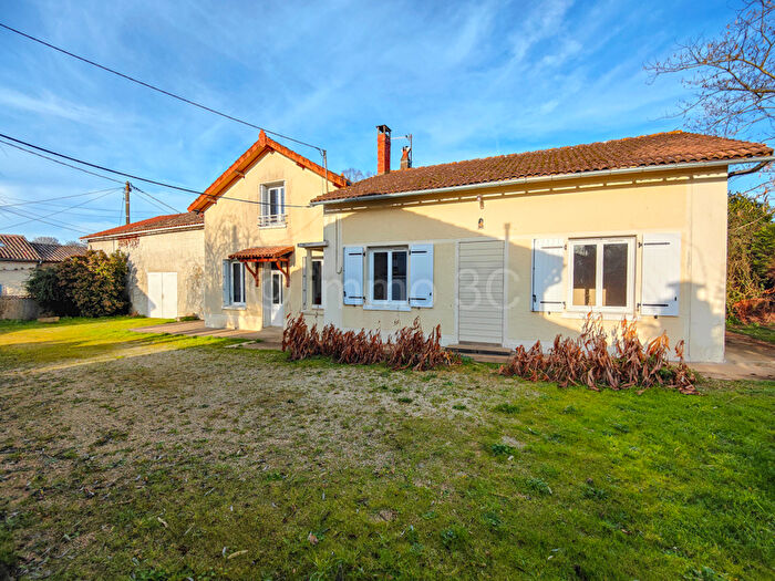 Maison à vendre - Mairé-Levescault - 8 pièces - 5 chambres