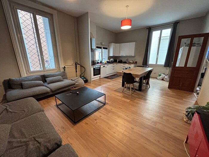 Maison à louer - Jacquard, Saint-Étienne - 10 pièces - 6 chambres