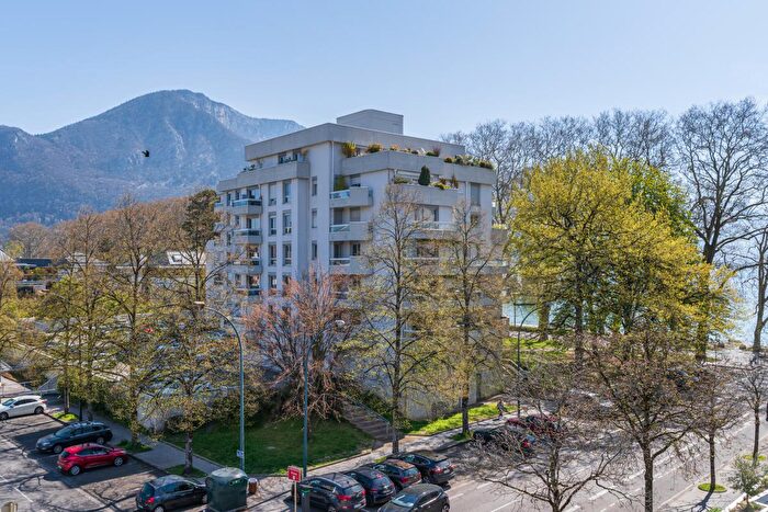 Appartement 4 pièces à louer à Annecy, Parmelan, Albigny