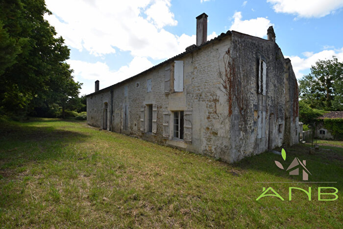Saint-Martial-de-Vitaterne : Maison 7 pièces à vendre