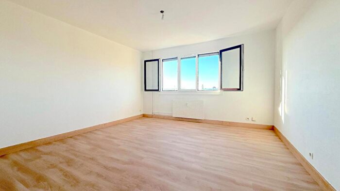 Décines-Charpieu, Le Prainet : Appartement 3 pièces à vendre