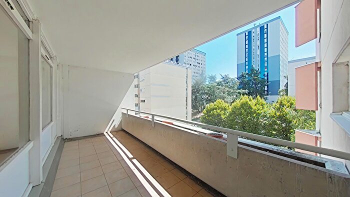 Appartement à louer - Firminy, Centre-ville - 4 pièces - 3 chambres