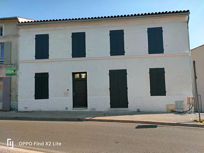 Saint-Hilaire-de-Villefranche : Maison 6 pièces à vendre