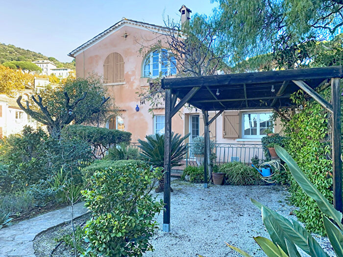 Maison à louer - Bormes-les-Mimosas, Centre-ville, Le Pin - 4 pièces - 3 chambres