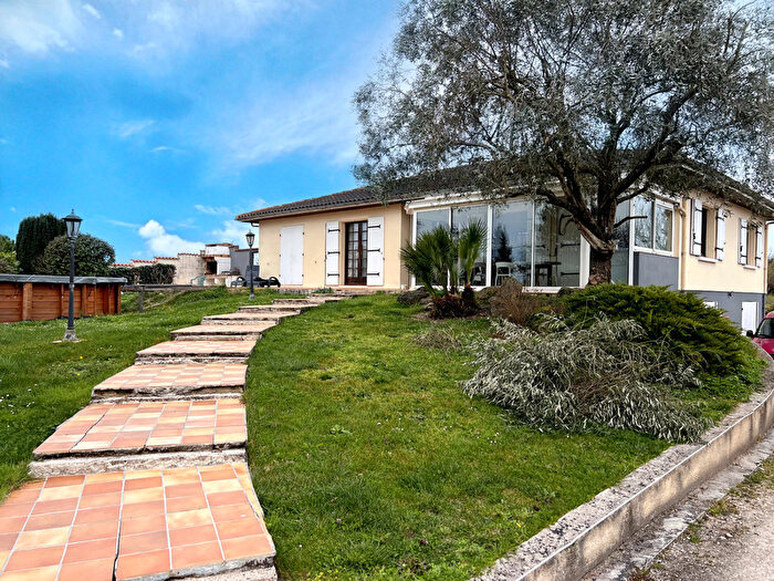 Maison à vendre - Châteaubernard - 9 pièces - 6 chambres