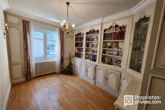 Saint-Hilaire-du-Harcouët : Maison 9 pièces à vendre