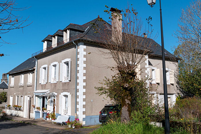 Maison à vendre - Saint-Bonnet-de-Salers - 20 pièces - 15 chambres