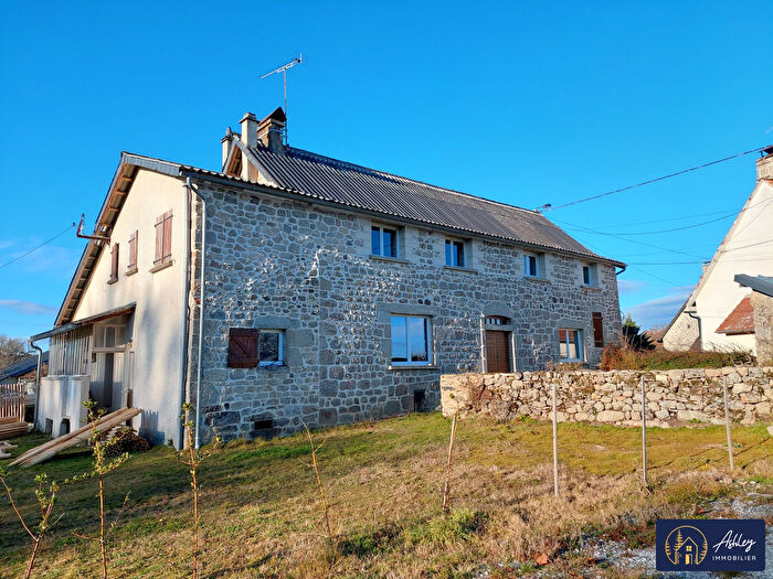 Maison à louer - Saint-Julien-près-Bort - 6 pièces - 4 chambres