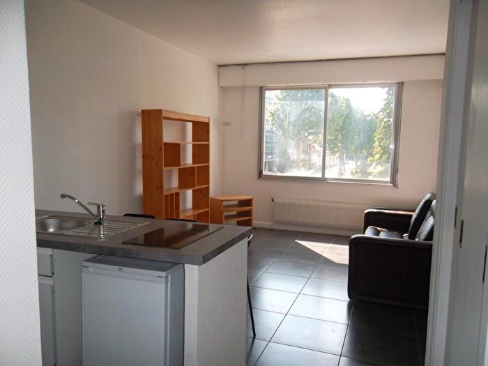Appartement à louer - Roanne, Centre-ville, Varenne - 1 pièce