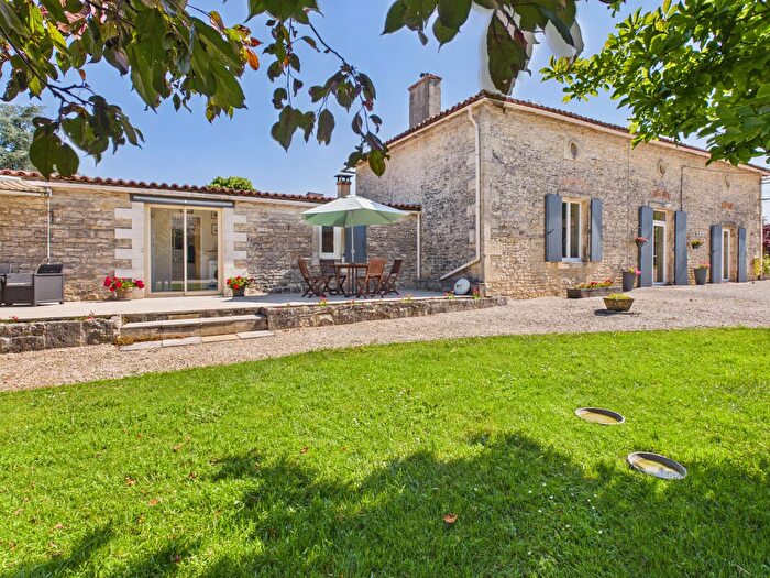 Maison 8 pièces à Limalonges, à vendre