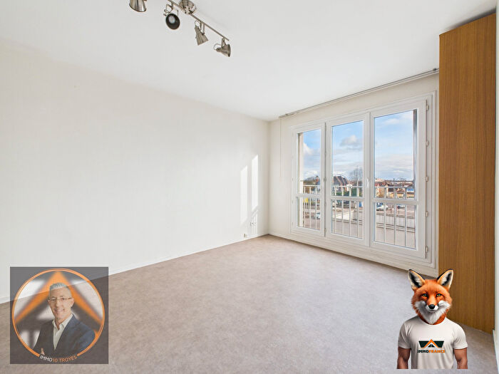 Appartement 2 pièces à Saint-Julien-les-Villas, à vendre