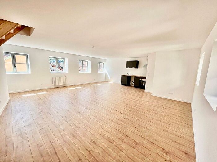 Appartement à louer - Crémieu - 4 pièces - 3 chambres