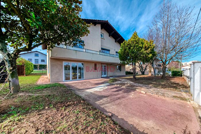 Maison à vendre - Saint-Genis-Laval, Collonges - 12 pièces - 11 chambres