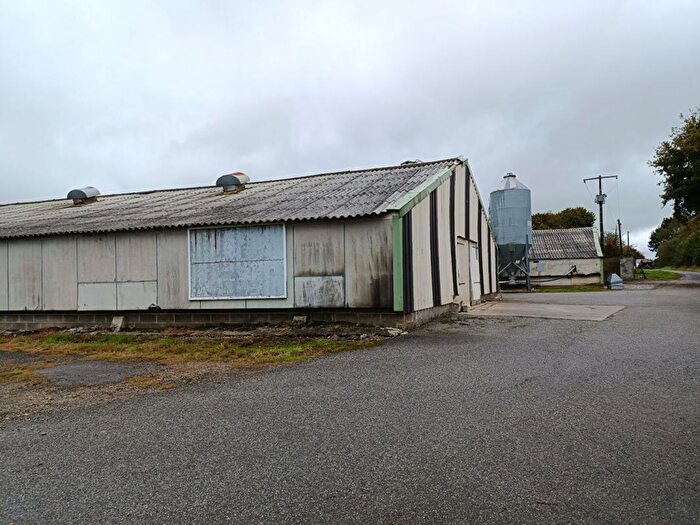 Maison à vendre - Le Saint - 2 pièces - 1 chambre