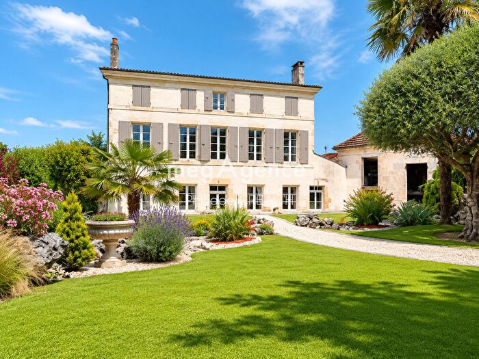 Maison 8 pièces à Saint-Jean-d'Angély, à vendre