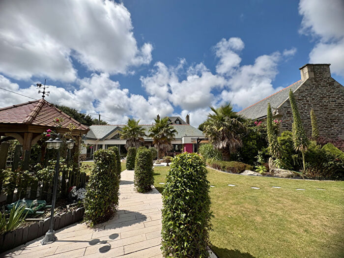 Maison à vendre - Lanarvily - 10 pièces - 4 chambres