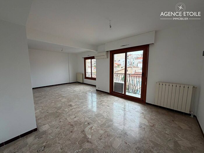 Appartement à louer - Marseille ème arrondissement - 3 pièces - 2 chambres