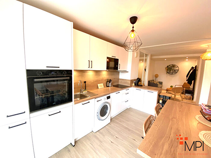 Appartement à louer - Quartiers Sud-Est, Italie - 5 pièces - 4 chambres