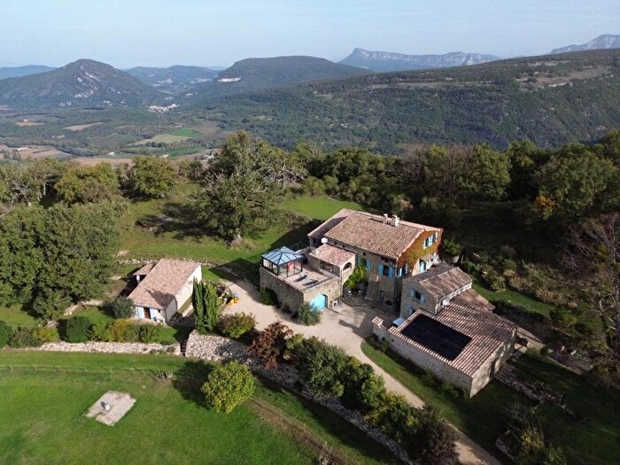 Maison à vendre - Eyzahut - 8 pièces - 4 chambres