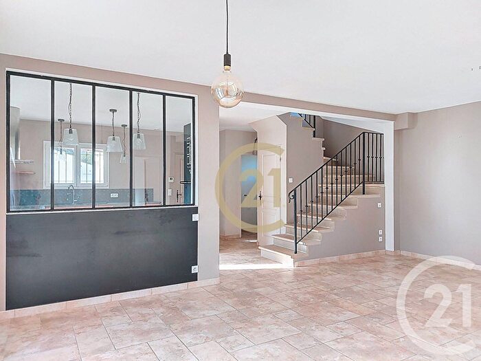 Maison à louer - Meynes - 5 pièces - 4 chambres