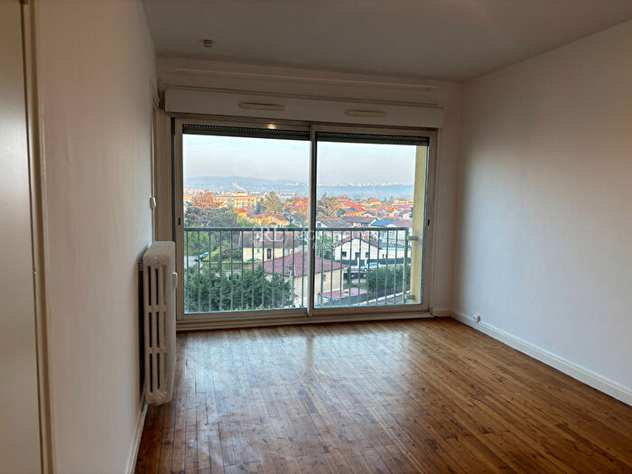 Appartement à louer - Décines-Charpieu, Berthaudière - 3 pièces - 2 chambres