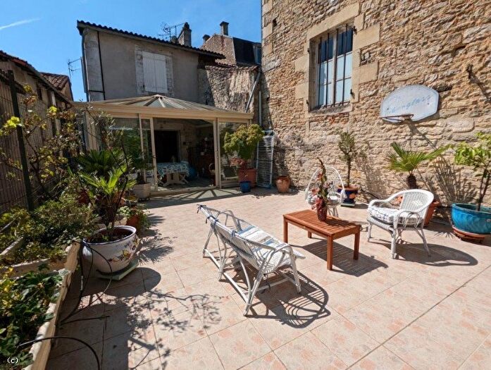 Maison à vendre - Ruffec - 7 pièces - 4 chambres