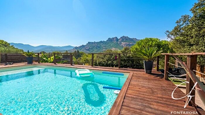 Maison 5 pièces à Roquebrune-sur-Argens, Les Fourques, Le Défens, Les Quatre Chemins, à vendre
