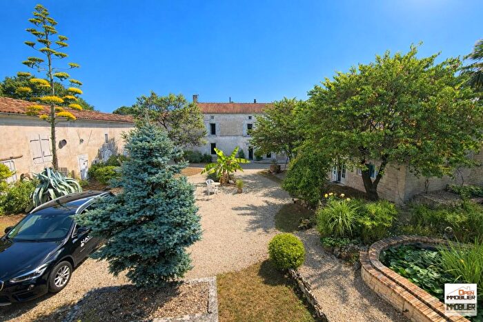 Maison 7 pièces à Douzat, à vendre