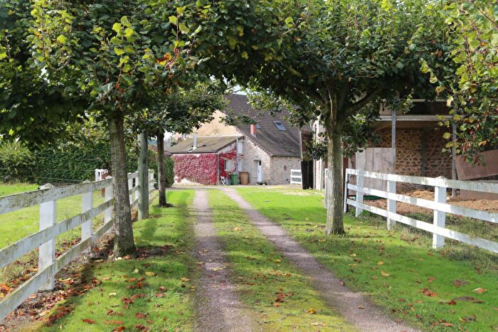 Maison à vendre - Charbonnat - 7 pièces - 5 chambres