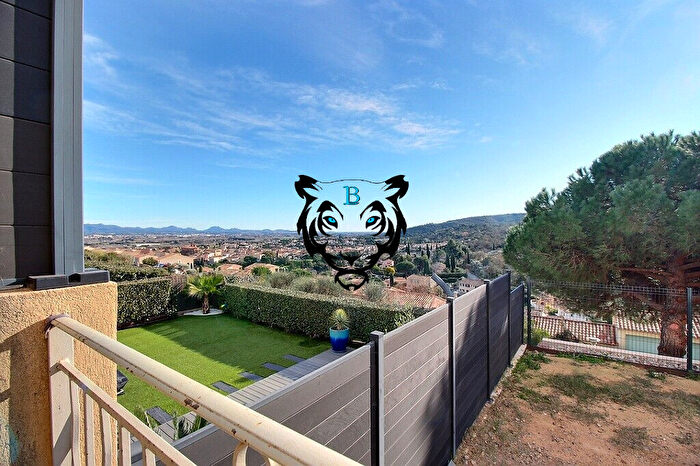 Maison à vendre - Roquebrune-sur-Argens, Village - 4 pièces - 3 chambres