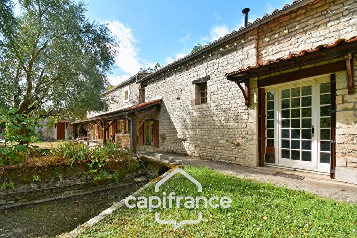 Maison 12 pièces à Saint-Séverin-sur-Boutonne, à vendre