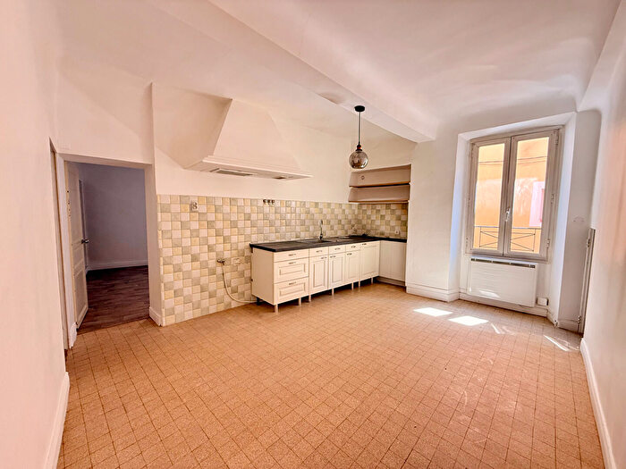 Appartement 4 pièces à Saint-Maximin-la-Sainte-Baume, Centre-ville, à vendre