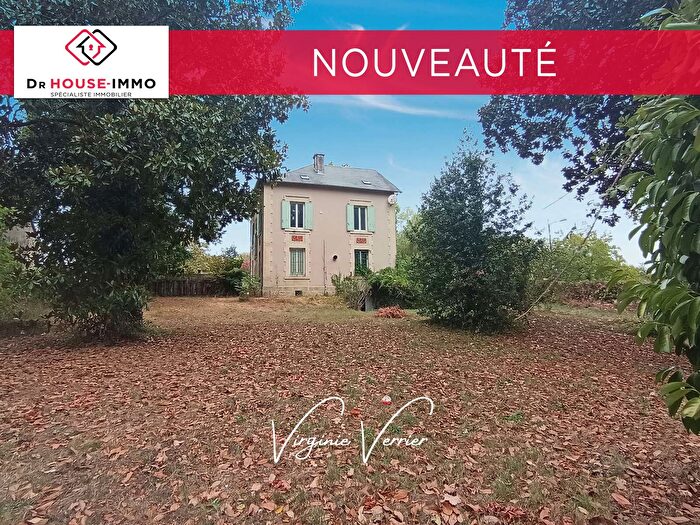 Maison 10 pièces à Hautefort, à vendre