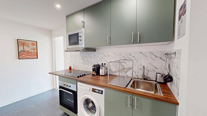 Saint Leu-Commandant Louis Bouchet, Épinay-sur-Seine : Appartement 1 pièce à louer