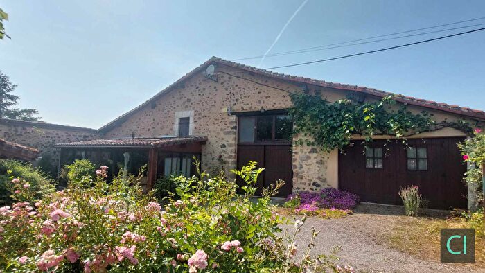 Maison à vendre - Confolens - 8 pièces - 4 chambres