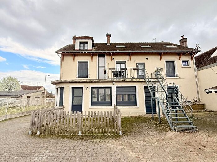 Appartement à vendre - Sainte-Savine - 4 pièces - 3 chambres