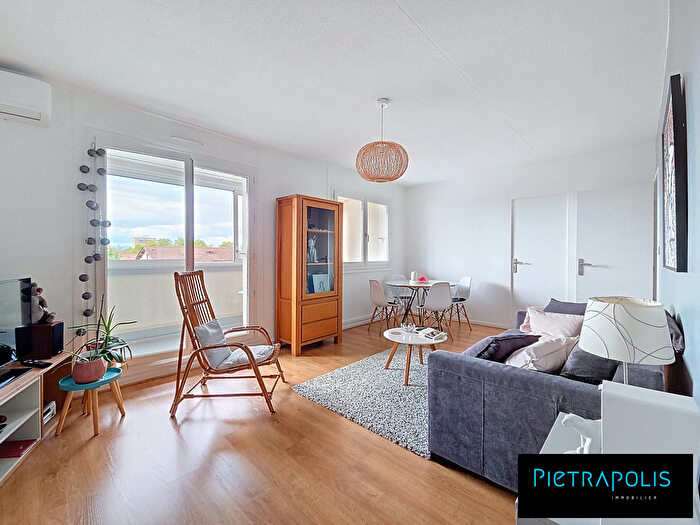 Appartement à vendre - Saint-Priest, Village - 4 pièces - 3 chambres