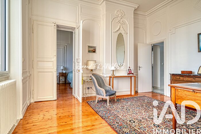 Chanteloup-les-Vignes : Maison 8 pièces à vendre