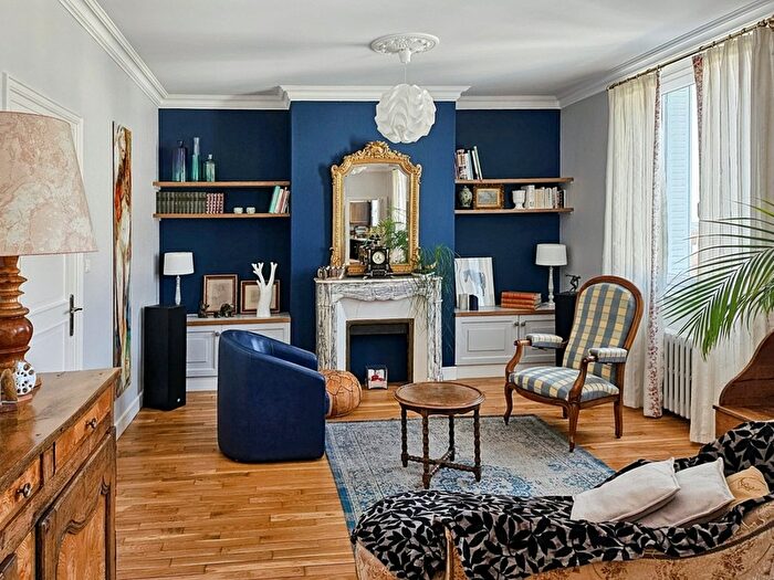 Appartement à vendre - Néris-les-Bains - 8 pièces - 5 chambres