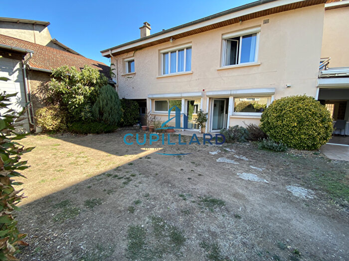 Maison 8 pièces à Pouilly-sous-Charlieu, à vendre