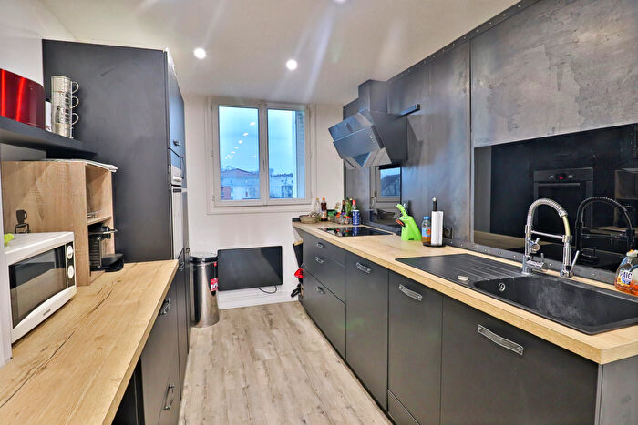 Appartement à vendre - Sainte-Savine - 3 pièces - 2 chambres