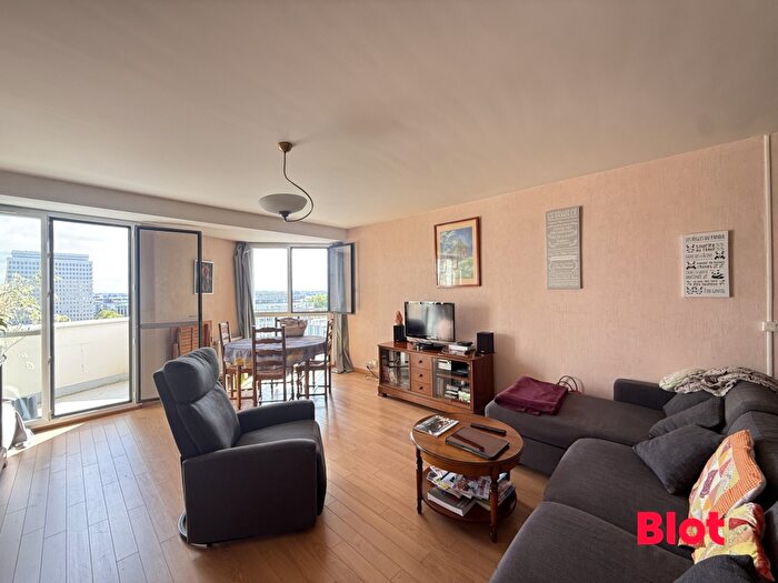 Appartement à vendre - Quartiers Centre, Colombier - 4 pièces - 3 chambres