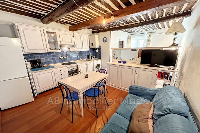 Appartement à louer - Vieille Ville, Antibes - 1 pièce