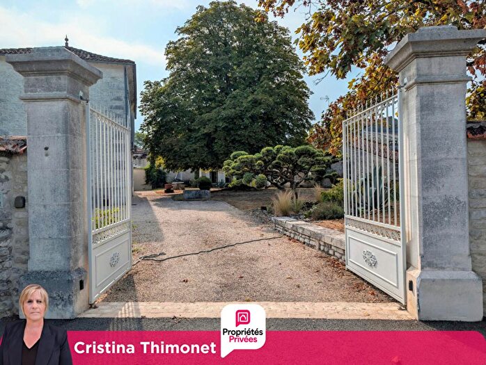 Salignac-sur-Charente : Maison 6 pièces à vendre
