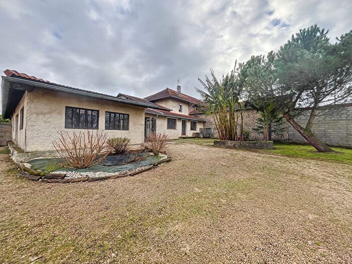 Maison à vendre - Saint-Étienne-sur-Reyssouze - 6 pièces - 3 chambres