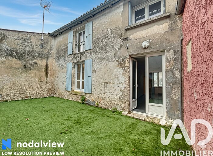 Maison à vendre - Saint-Sauveur-dAunis - 5 pièces - 4 chambres